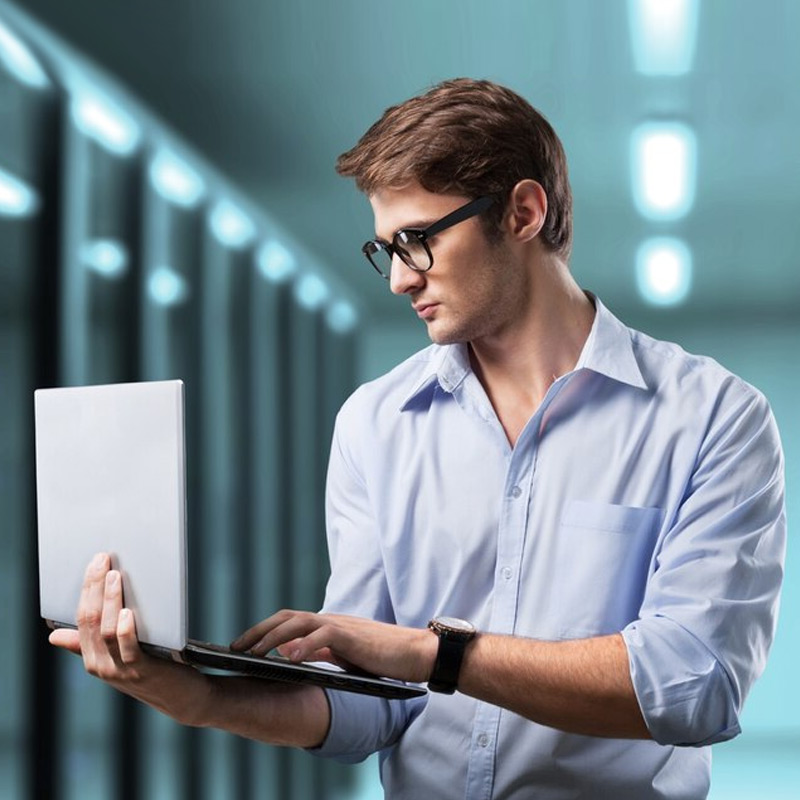 شغل متخصص سیستم‌های اطلاعاتی در کانادا - سازمان مهاجرتی یلدا غنی